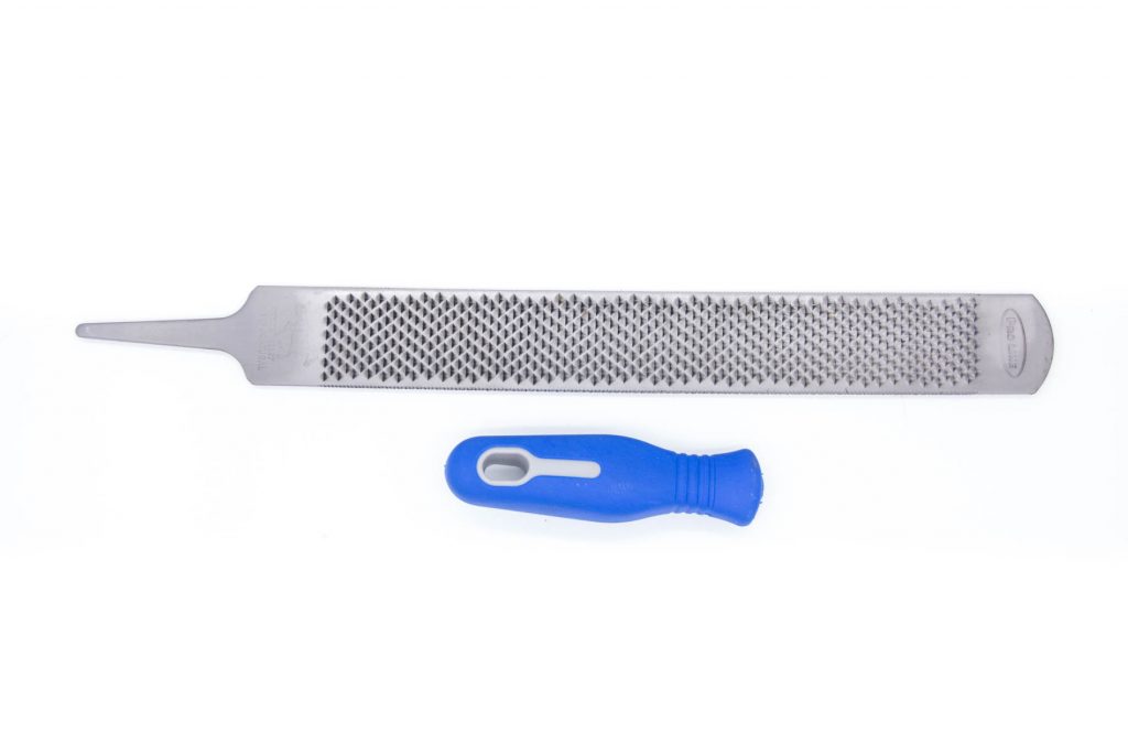 ESCOFINA CON ESPIGA Y MANGO PLASTICO,14" | Fertalcor